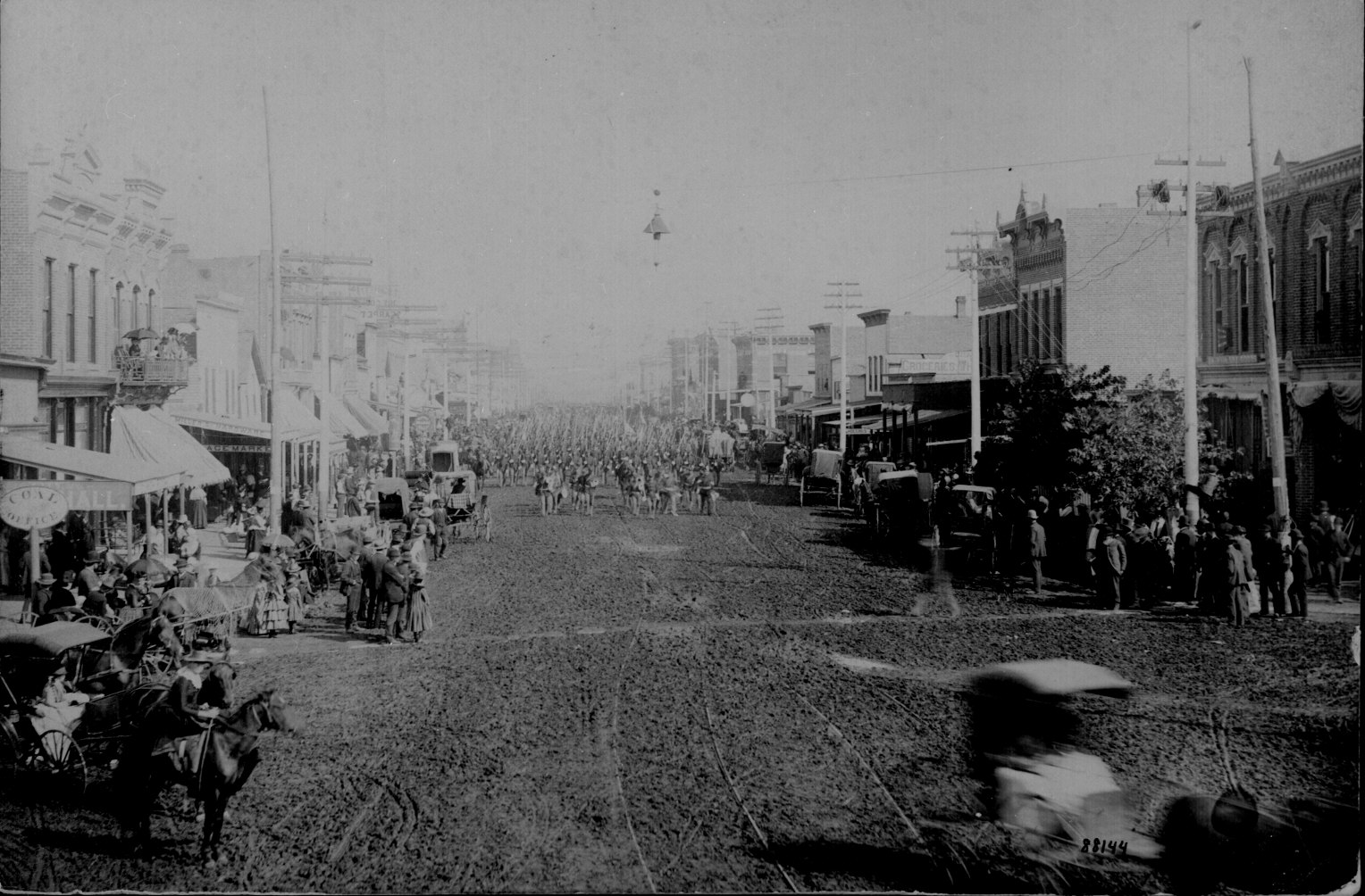 "Parade of U.S. Infantry through Kearney, Nebraska, 1888." : r/dragonutopia