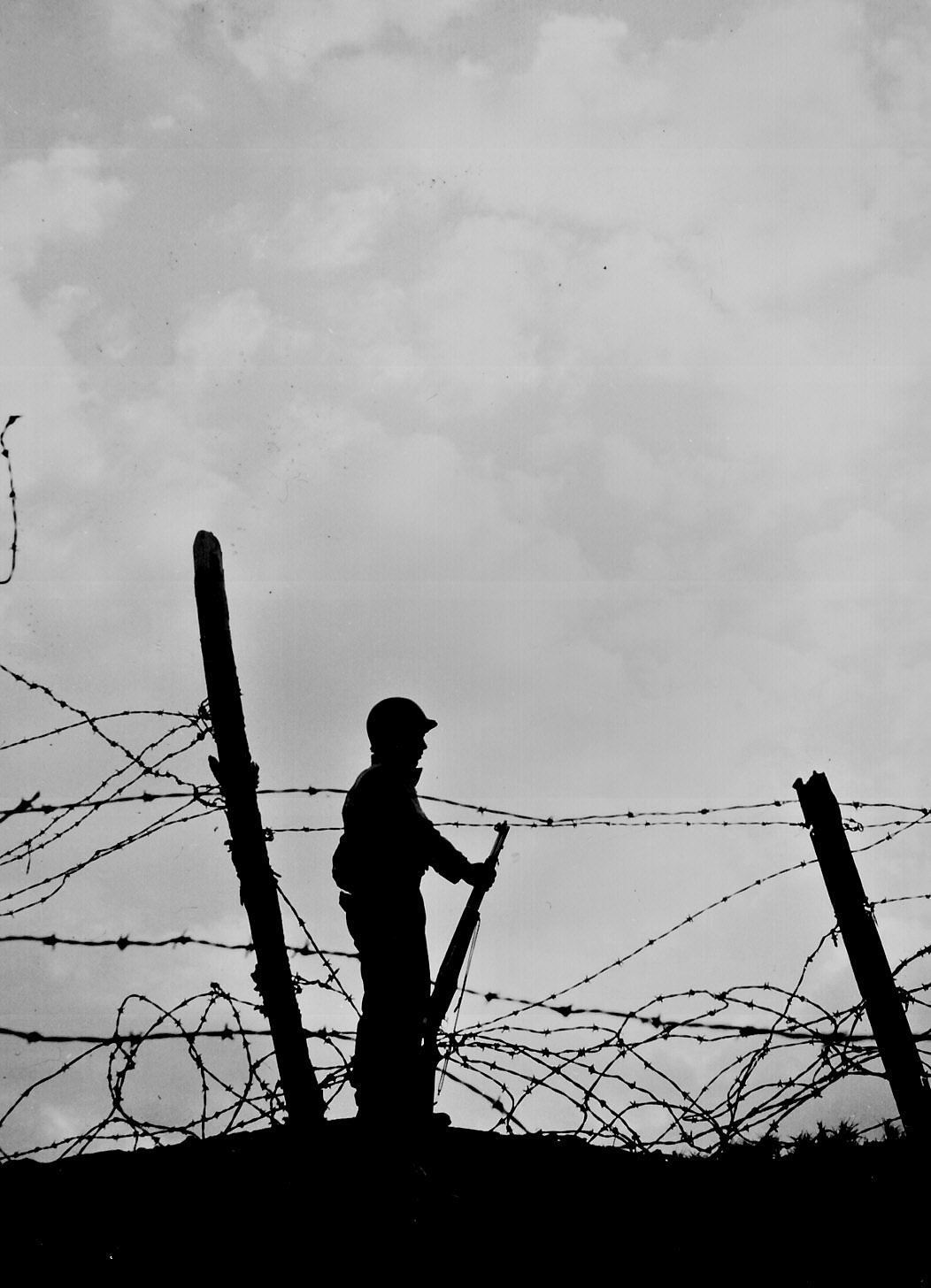“Pfc Angelo B. Reina, 391st Inf. Regt., guards a lonely Oahu beach ...